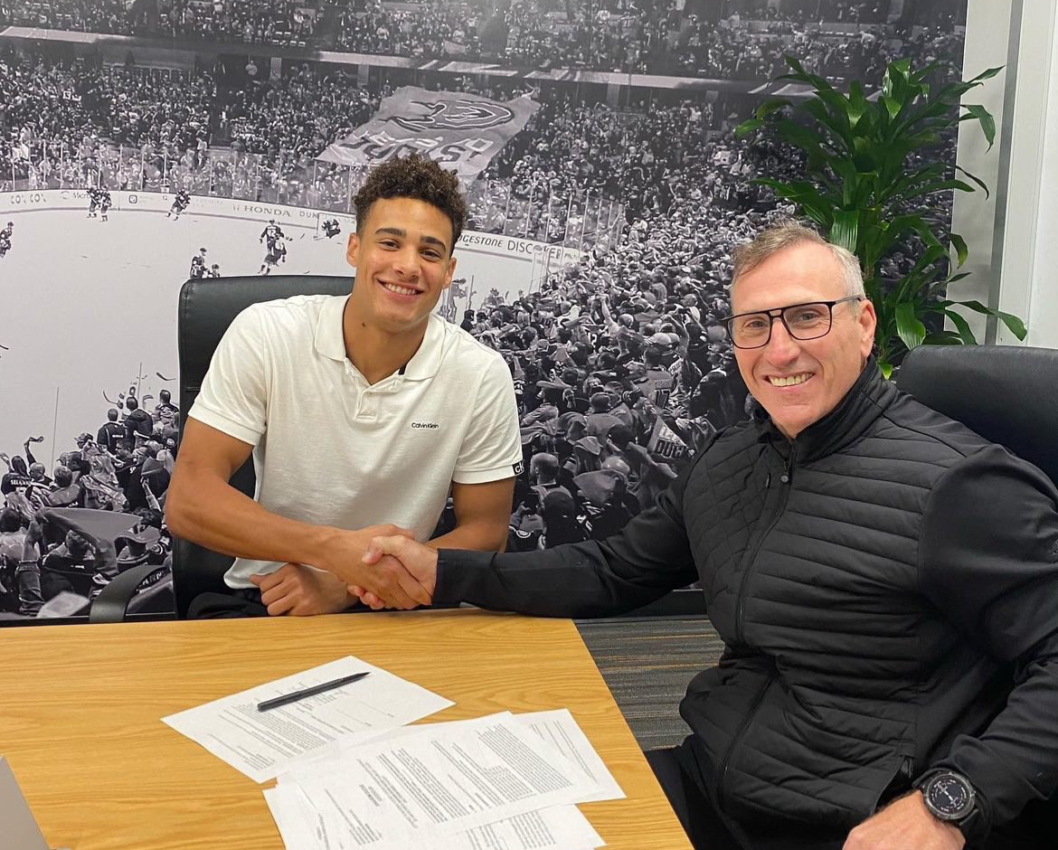 Les Ducks d’Anaheim signe Tyson Hinds - Source du Hockey